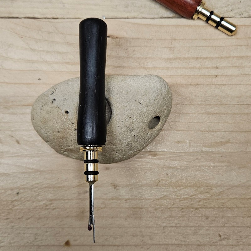 "Découd-Vite en Bois Précieux - Artisanat Français Unique pour Couturières"